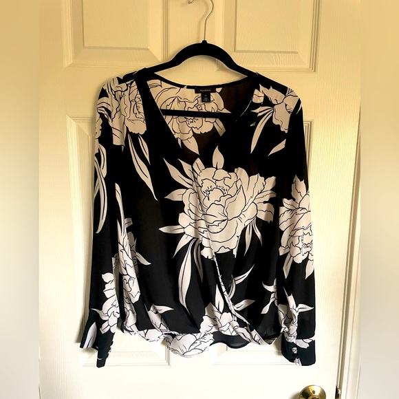 Halogen | Tops | Nwot Halogen Black And White Floral Vneck Blouse With ...